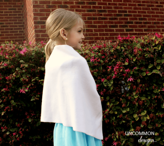 How To Create A No Sew Two Minute Holiday Cape - Uncommon Designs
